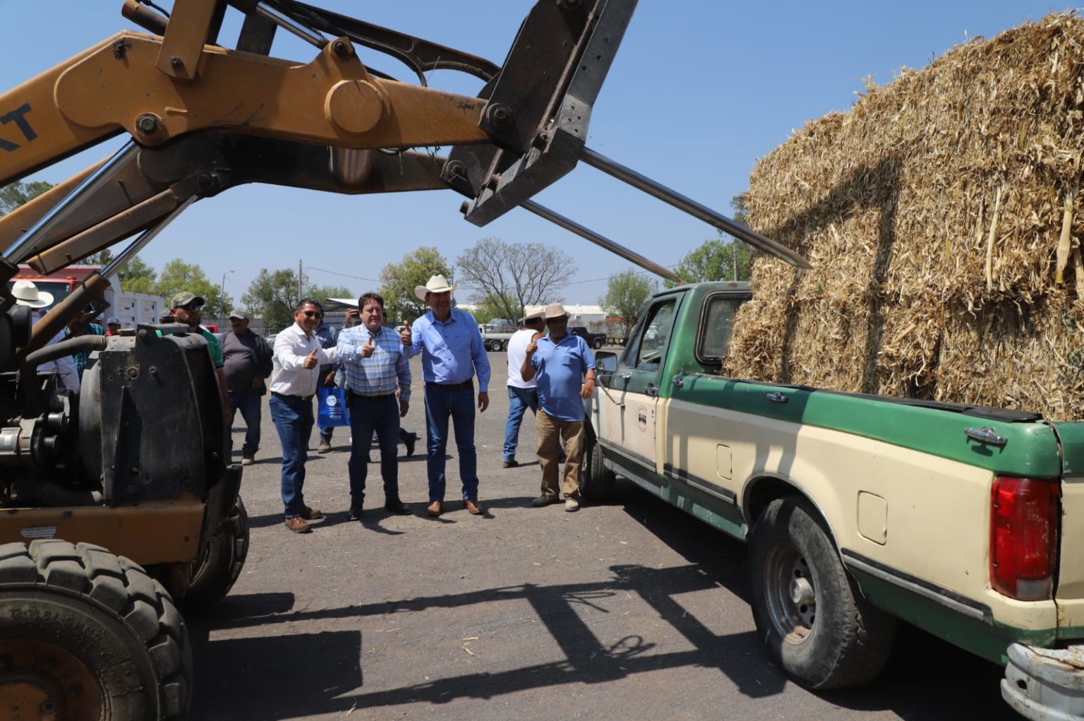 Entrega SDAyR 200 pacas de rastrojo para el ganado de Uriangato ...