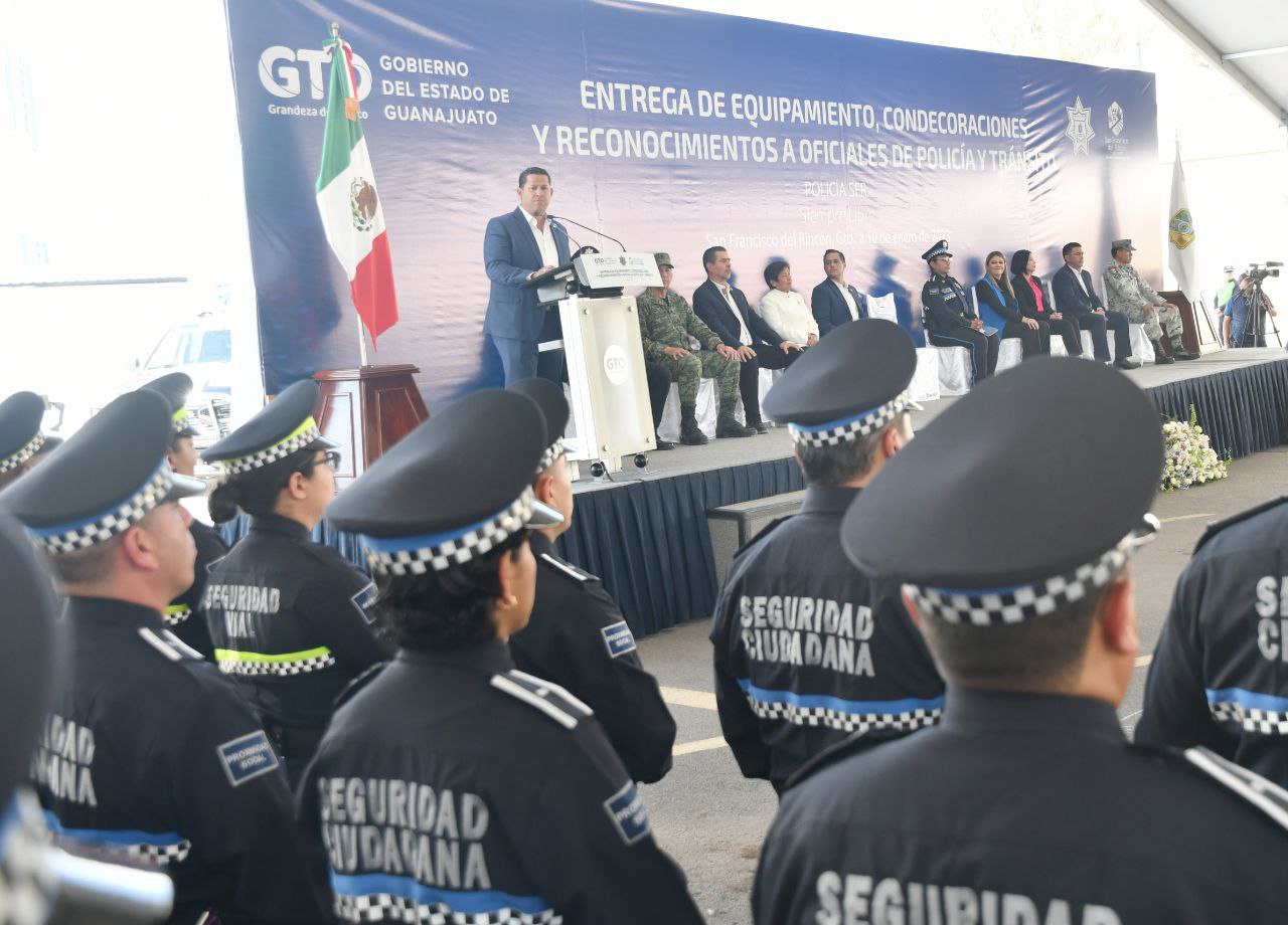 Acompaña el Secretario de Seguridad Pública del Estado al Gobernador en la entrega de ...