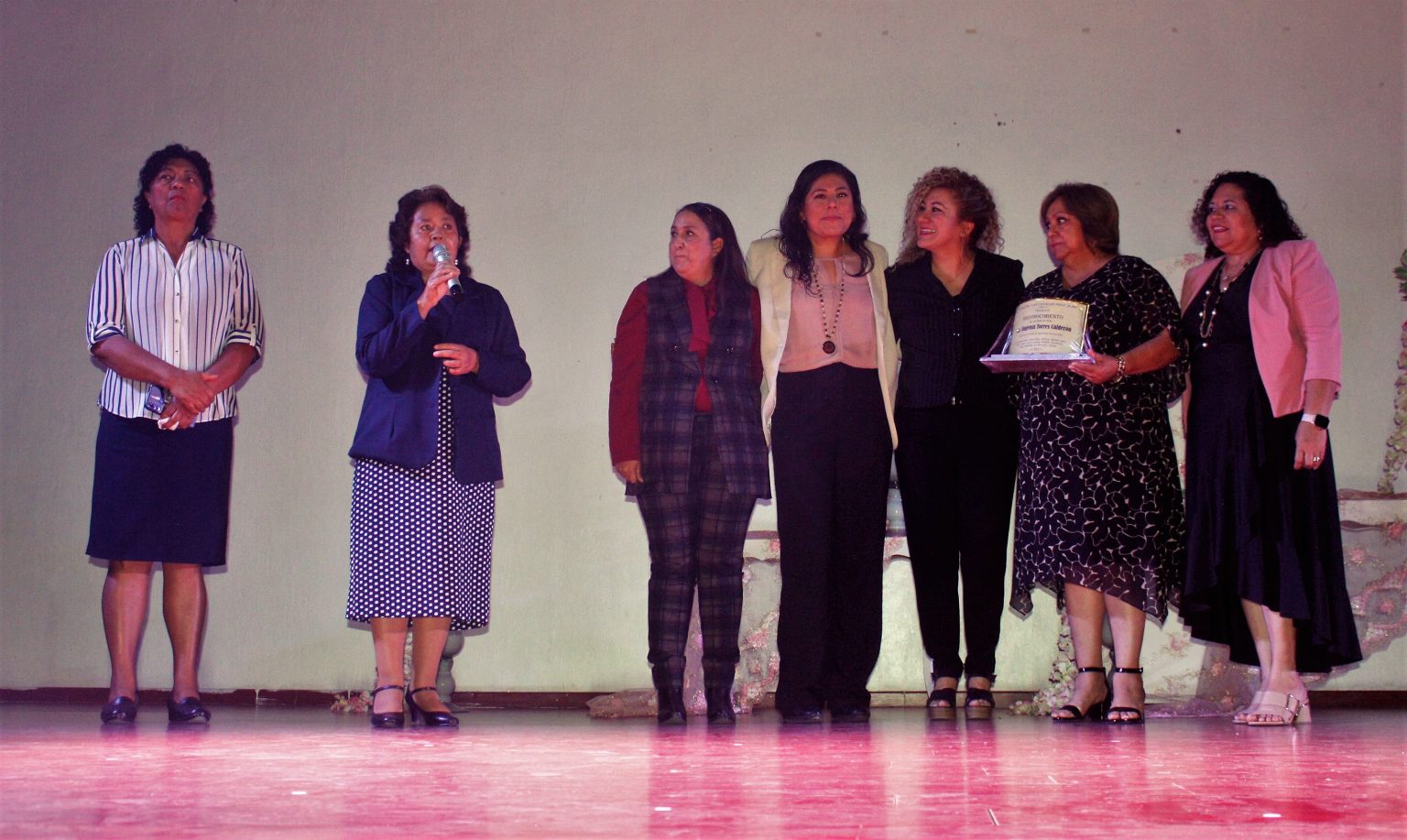 Reconocimiento a la trayectoria de la maestra Ma. Eugenia Torres Calderón.