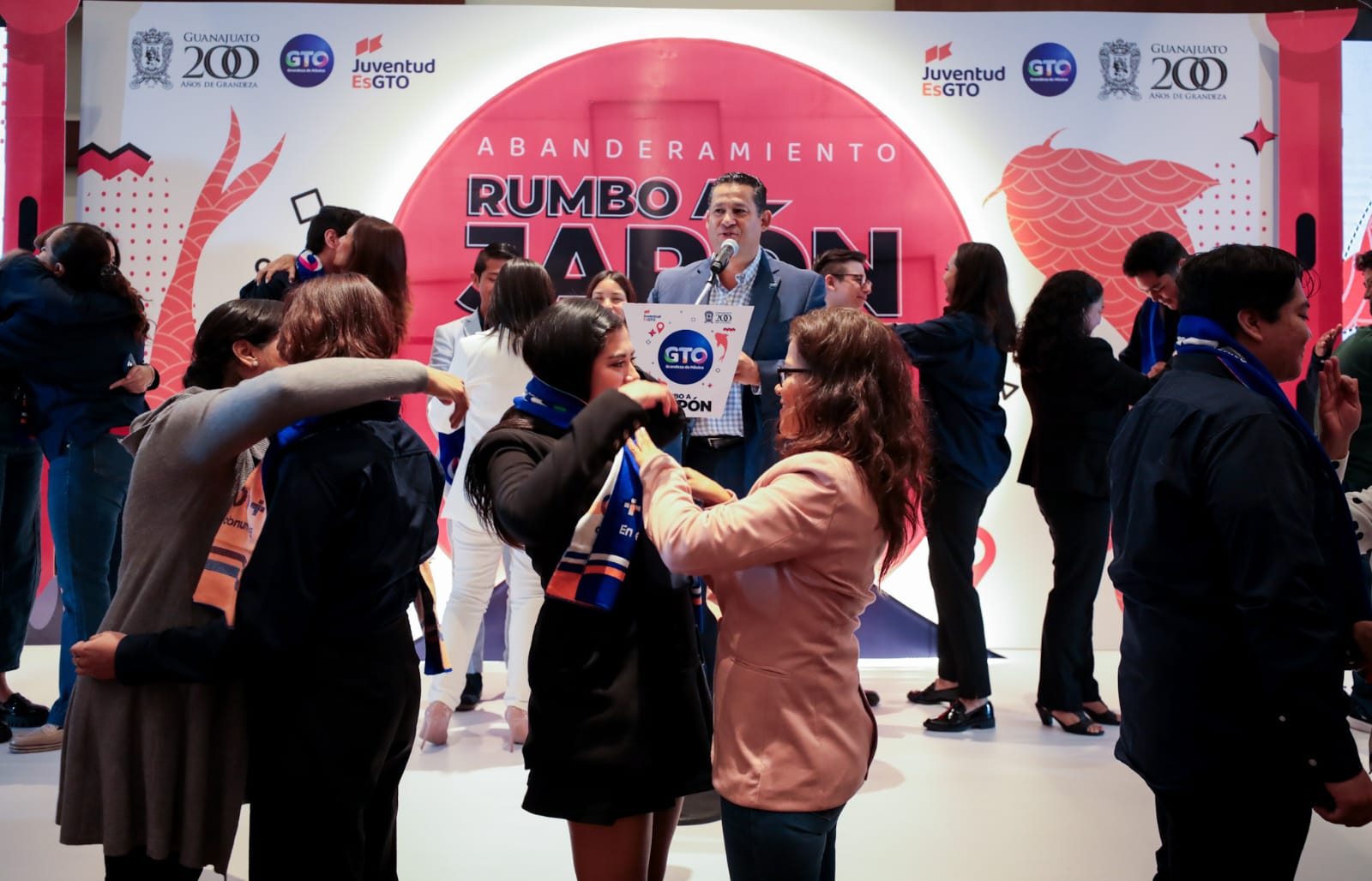 Abandera Diego Sinhue a 30 jóvenes del Programa Rumbo a Japón ...